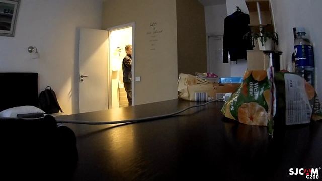 Записываю видеообзор комнаты, где останавливался в Каунасе