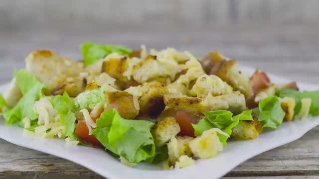 Классический САЛАТ ЦЕЗАРЬ с курицей и сухариками к Новогому Году! Цезарь в домашних условиях!
