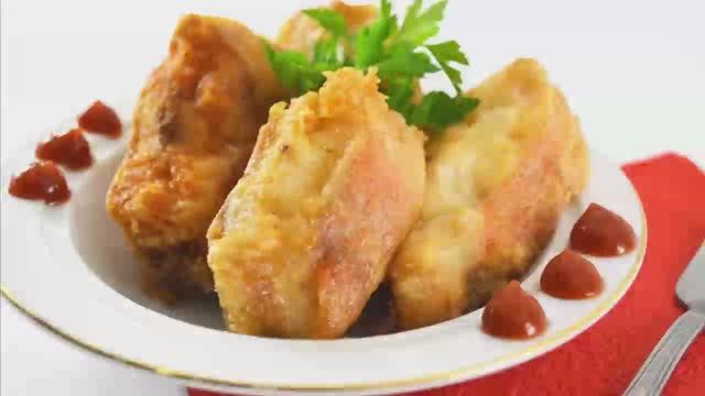 Вот как нужно готовить жареного морского окуня, на сковороде в муке. Такую жареную рыбу любят все!