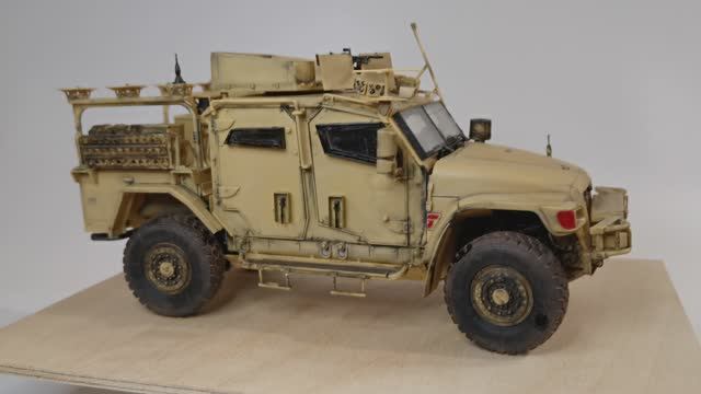 Готовая модель "Husky TCV", масштаб 1:35.