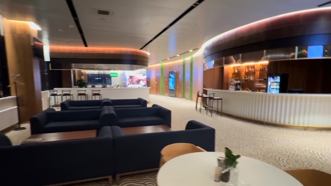 Аэропорт и бизнес зал в Тюмени