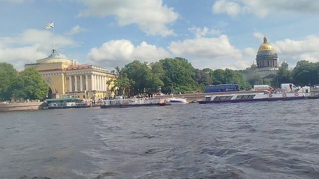 Виды с Невы. Хмурый Санкт-Петербург, июль 2025