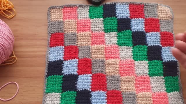 Что связать из остатков пряжи? Коврик тунисским вязанием.