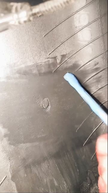 Ремонт разруба в протекторной зоне шины.