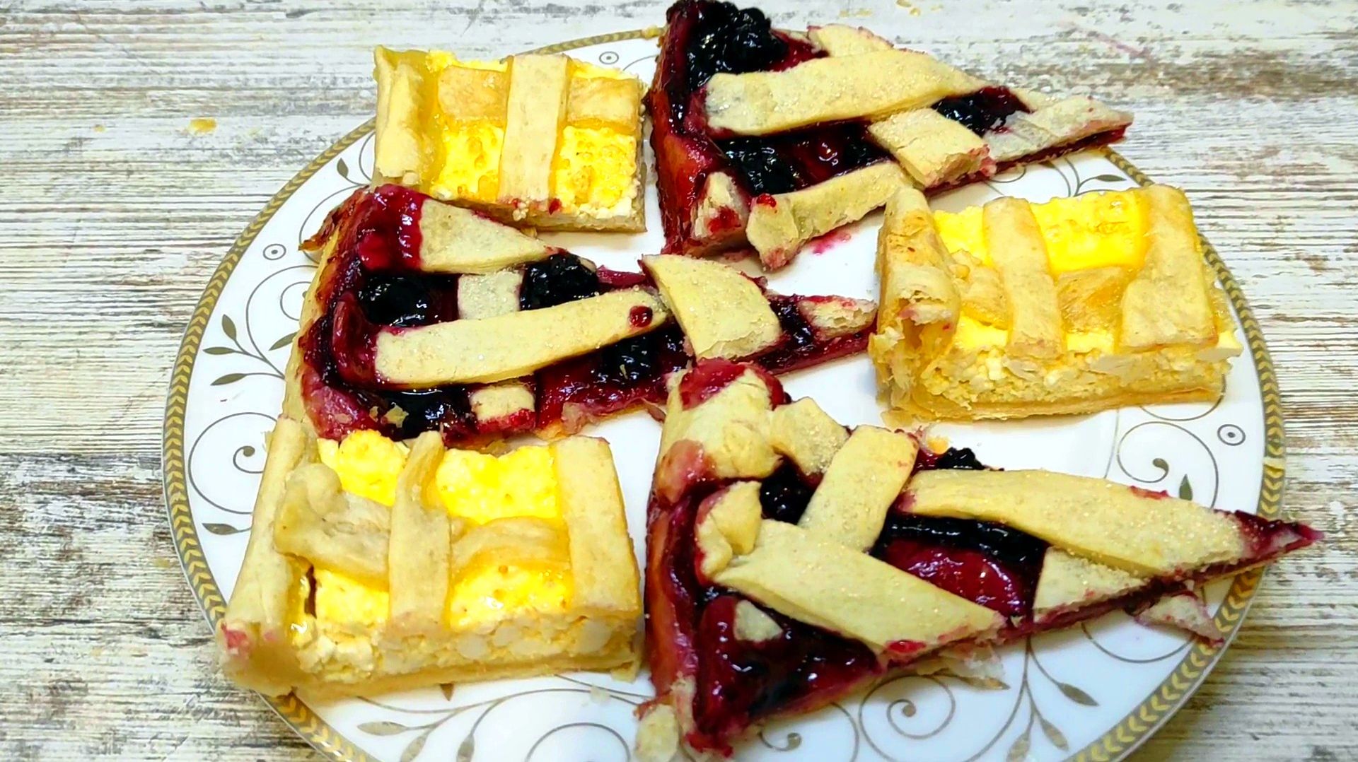 Пирог из готового слоеного теста с начинкой смородинным джемом - рецепт