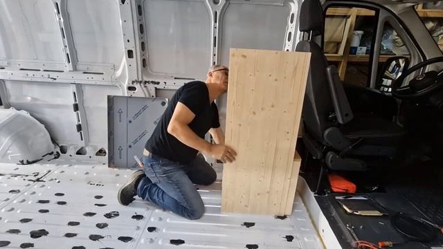 #06 Как демонтировать старый клееный пол в | АвтоКЕМПЕР своими руками на базе Ducato L5H2