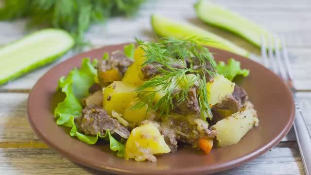 Тушеная картошка с мясом в кастрюле - простой и сытный рецепт!