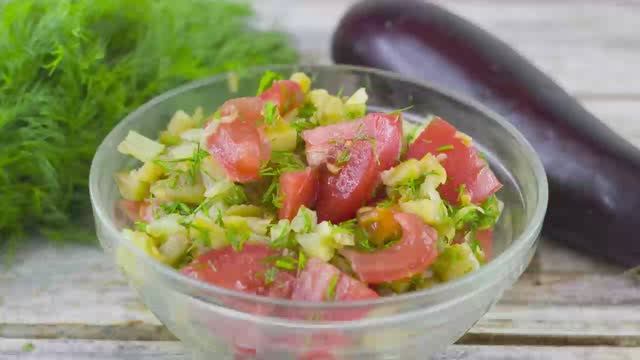 Теплый салат из баклажанов, перца и помидоров - нежный салат по простому рецепту!
