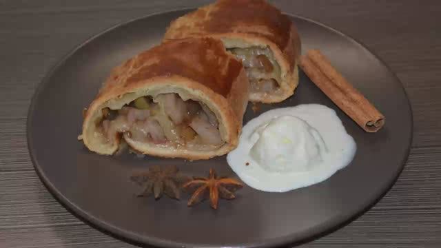 Яблочный штрудель из слоеного теста с добавлением корицы - самый простой рецепт яблочного рулета!