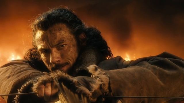 Фильм "Хоббит: Битва Пяти Воинств". Бард убивает Смауга.