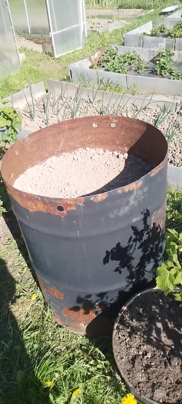 Огурцы в бочках