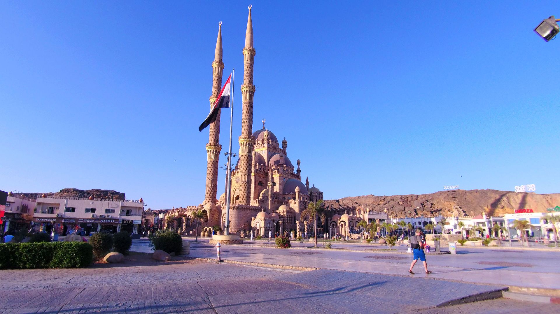 Египет-2023г. Naama Bay. Едем в старый город(Old Market). Мечеть. Площадь перед мечетью Аль-Сахаба.