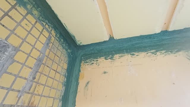 Потекло по стенам на балконе