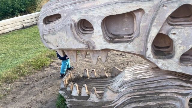 С Викой гуляем на Волге.