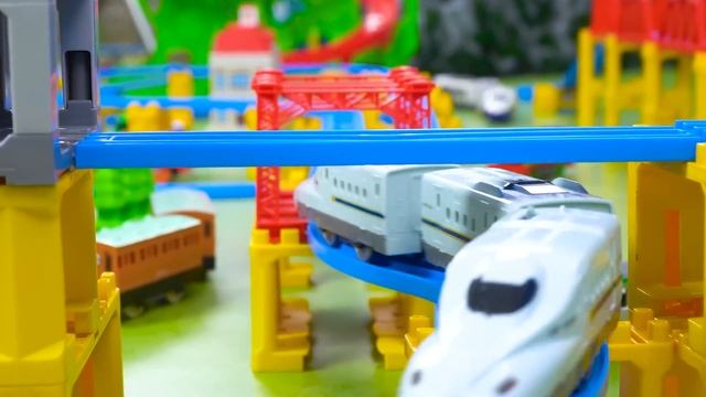 Поезда! Детская огромная железная дорога! Давай играть вместе!