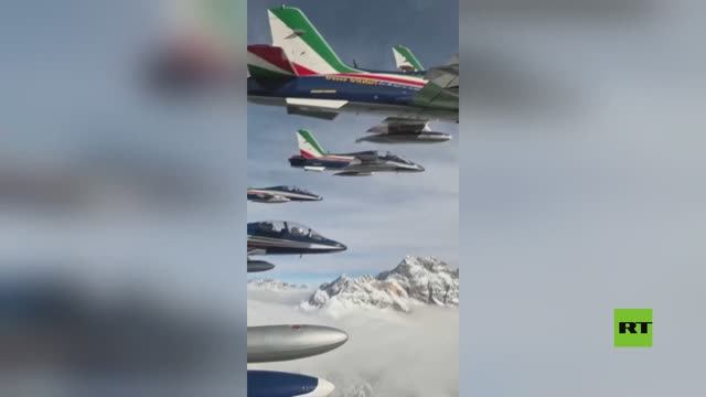 فريق استعراض جوي يرسم علم إيطاليا فوق جبال الألب أثناء الألعاب الأولمبية الشتوية