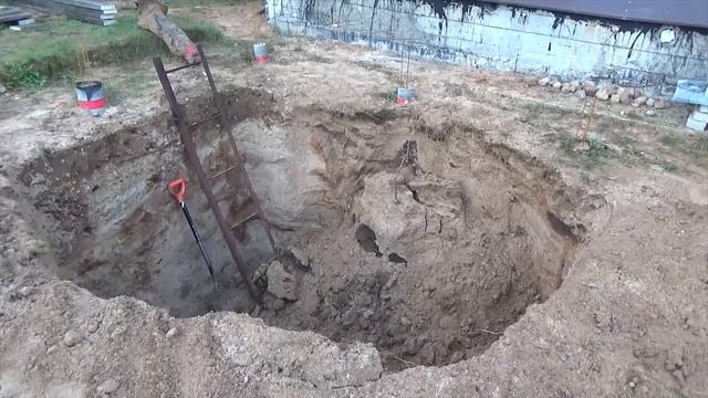 Жизнь в Деренвне-Первые Заморозки-Копаю Смотровую Яму-Чуть не Завалило-Осень