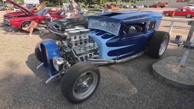 Масл-кары, хот-роды  и классические автомобили на фестивале в Миннетонка, штат Миннесота 2025