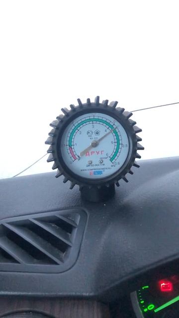 Давление бензина при включении зажигания и заводке двигателя.