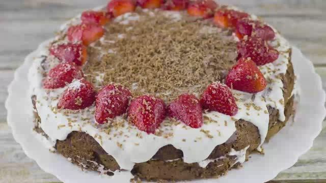 Шоколадный торт с клубникой на основе бисквитного теста - вкусный рецепт клубничного торта!