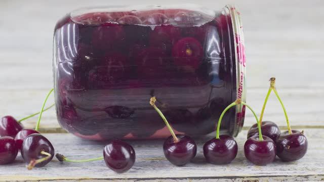 Вишня в сиропе с косточками на зиму - простой рецепт консервации вишни! Заготовка из вишни на зиму!