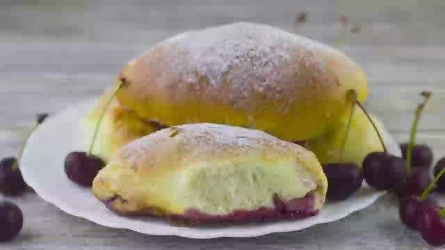 Пирожки с вишней в духовке, не текут и не черствеют. Вкусные и воздушные, с вишневой начинкой!