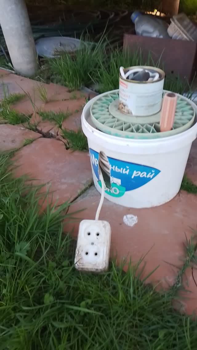 Катушка в ведре для удлиннителя провода.