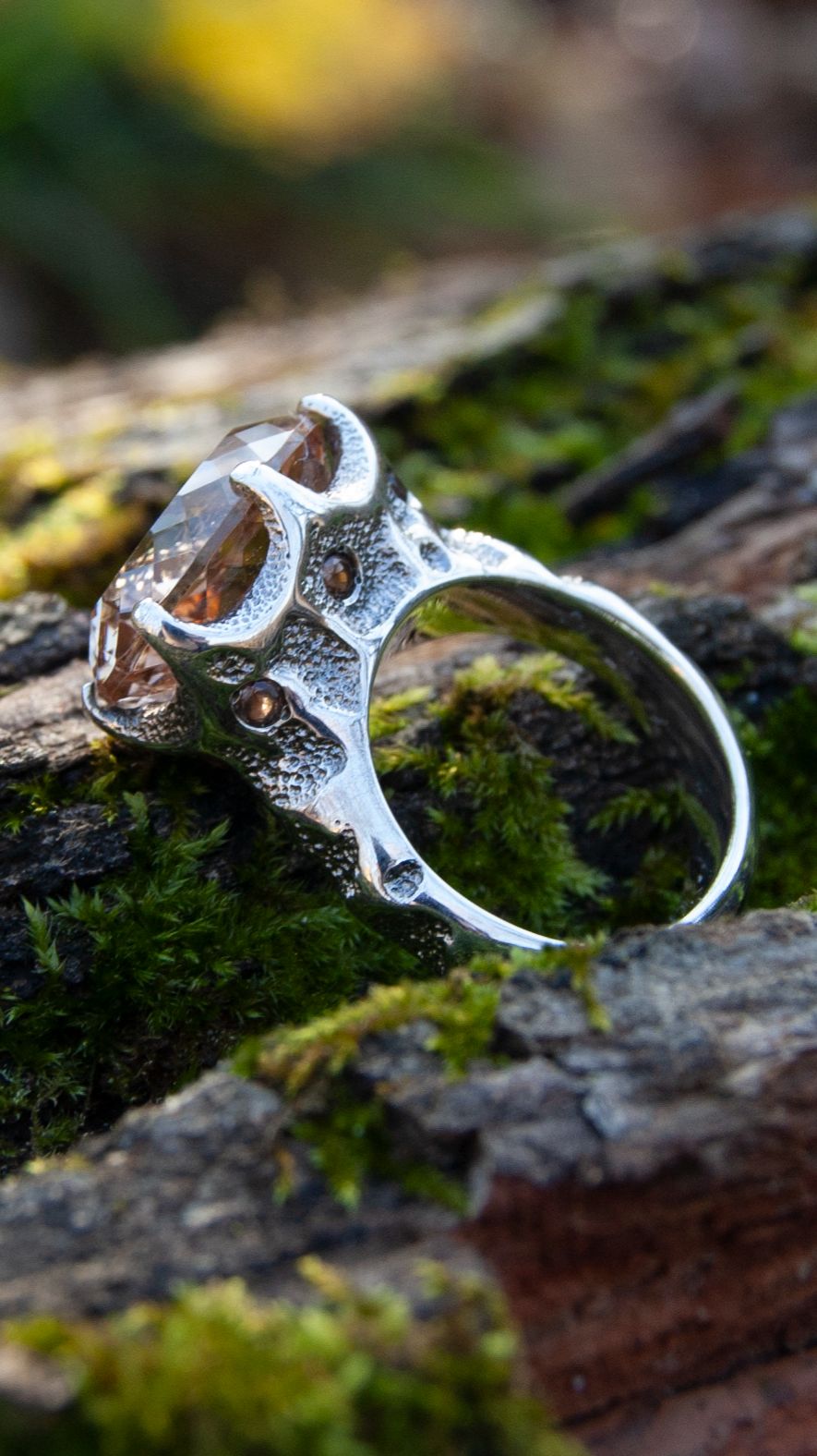 Кольцо с винным топазом