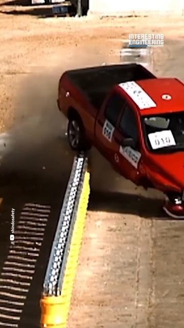 1697. Крутящийся барьер на дорогах