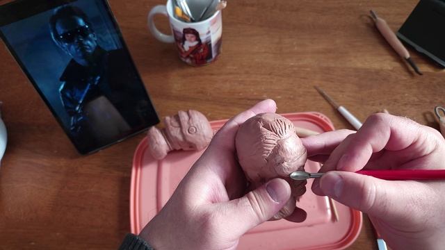 Делаю узнаваемые лица из фильмов и в дальнейшем отливаю пластмассой