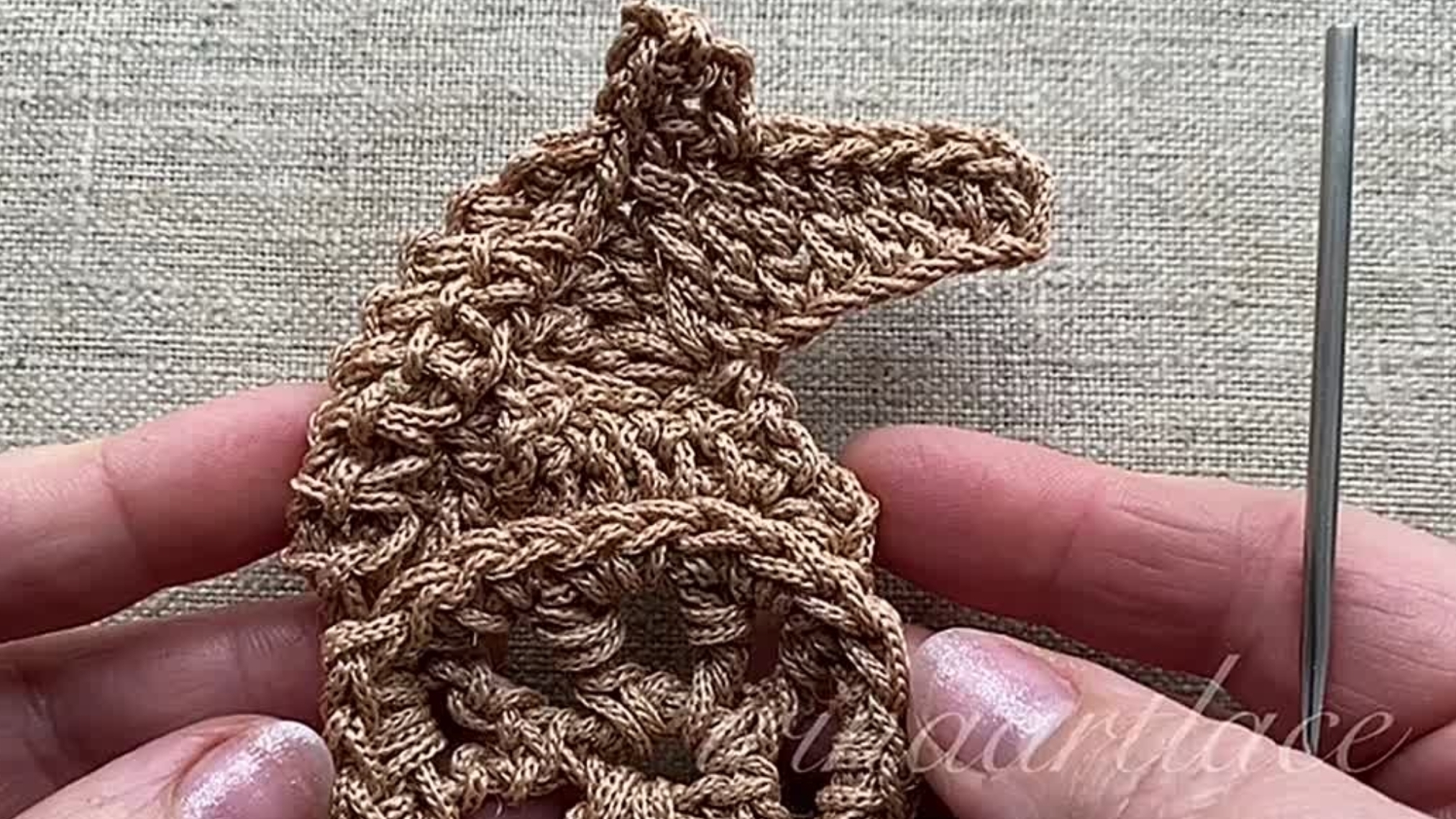 Конь крючком на колеснице Вязаный декор