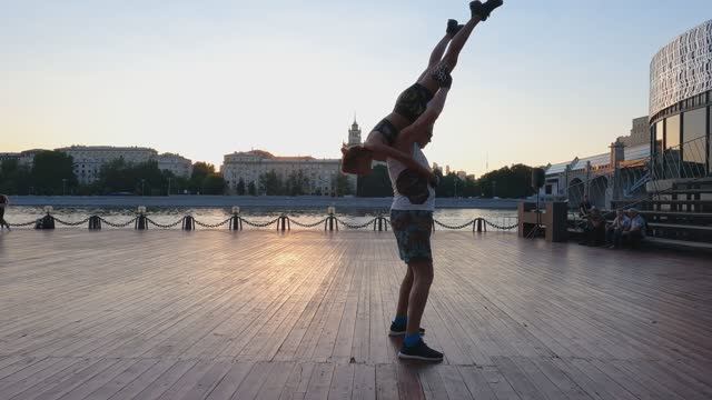 2022-08-11 (05) 19-39 VicIVA + ValeSTAR Dancing acro Exhibition Горького парк Rammstein Radio Tapok