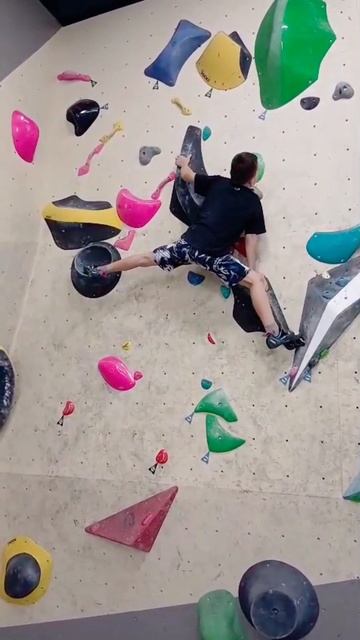 Серега показывает растяжку | Серега скалолаз #серегаскалолаз #серегаспортсмен #боулдеринг #спорт