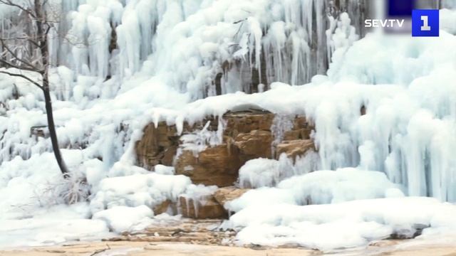 Водопад Юньтай замёрз в Китае и привлёк внимание туристов