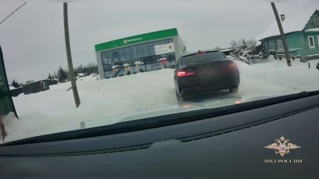 В Ленинградской области полицейские задержали наркодилера, который попытался избавиться от улик