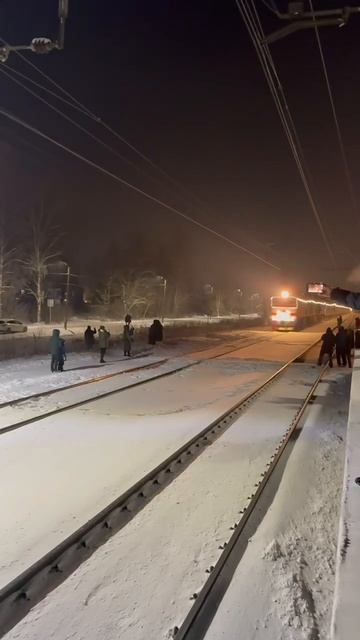 Приезжал мимо поезд дедушки мороза и мы его ходили с папой смотреть новогодний и