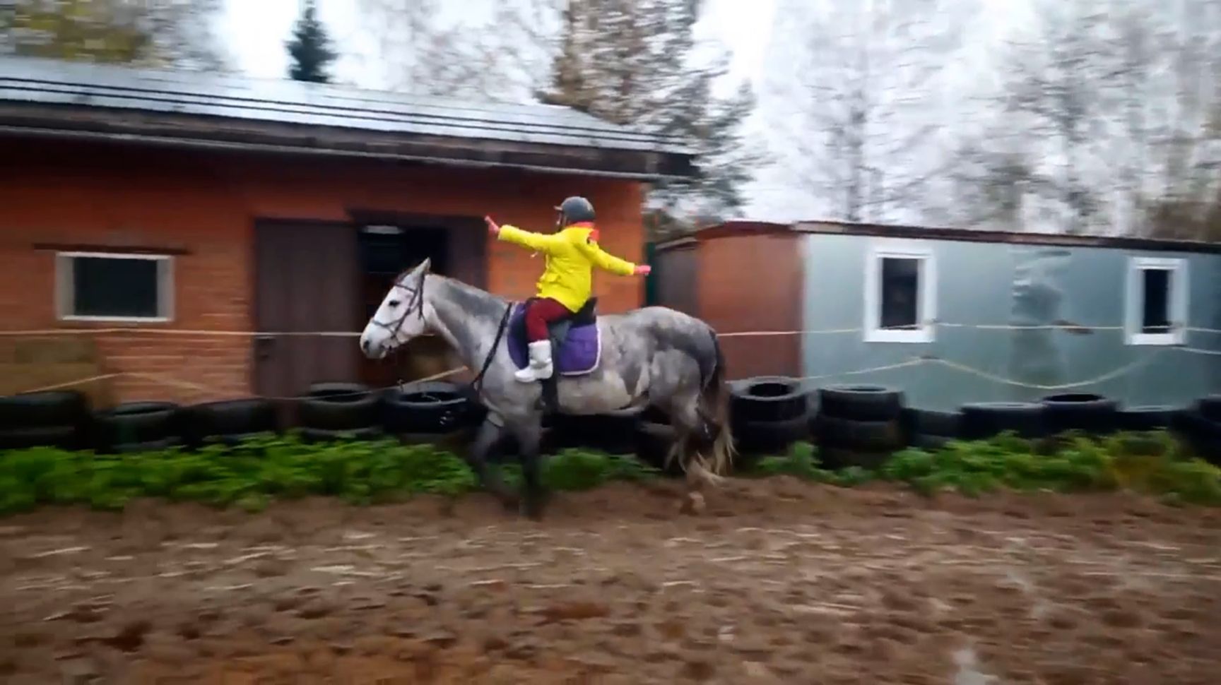 Маленькая лихая наездница