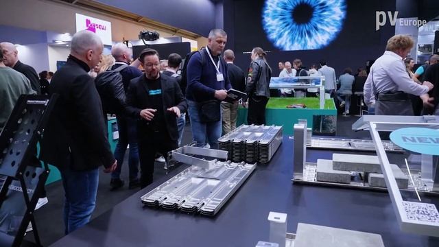 Быстрый и простой монтаж солнечных панелей на плоских крышах и на фасадах от Aerocompact