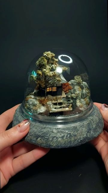 Маленькая азиатская снежная диорама с пагодой и фонарем