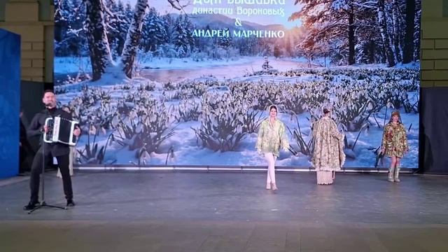 Показ этнической моды Этноподиум. Коллекция Цветы русской зимы