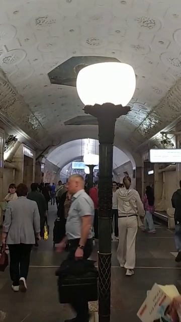 Ст.метро Новокузнецкая, Зелёная Линия, Москва - интерьер, пассажиры, прибытие поездов  Фрагмент 27