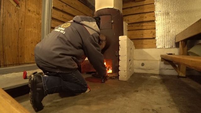 Уборка снега с крыши. Очень много его. Живем в деревне