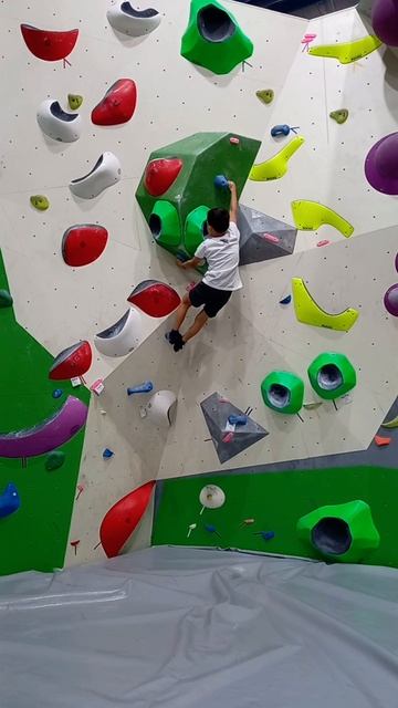 С нависанием на Изи | Серега скалолаз #серегаскалолаз #серегаспортсмен #боулдеринг #shorts