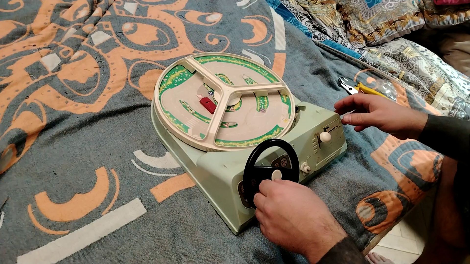 Игра из СССР за рулем и как подключить батарейки