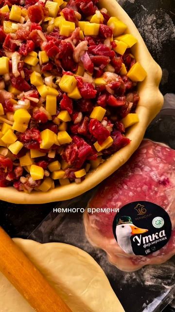 Мне приготовили огромный Зур Белеш —  татарское блюдо с уткой и говядиной  🥧