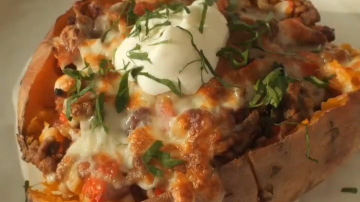 Сегодня на ужин у нас запеченный батат с мясом и фасолью...🍲🫘😋