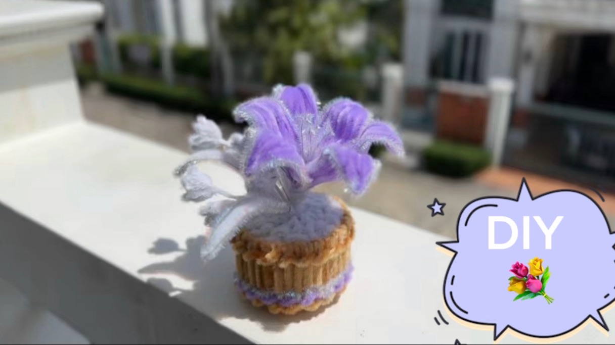 Милые цветы из пушистой проволоки 💜🤍💜