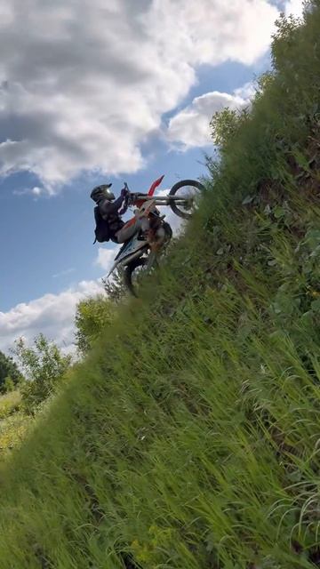 Крутой подъем. Жестокое падение с горы на Эндуро.