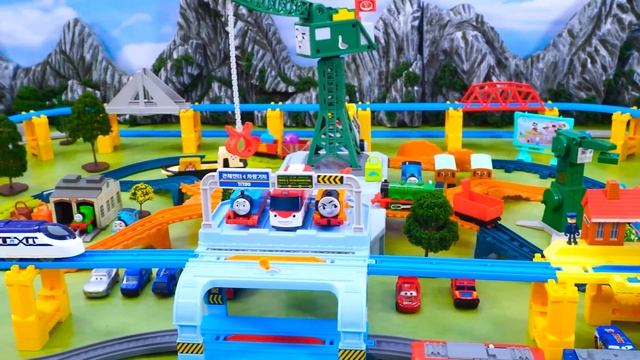 Поезда! Детская огромная железная дорога! Давай играть вместе!