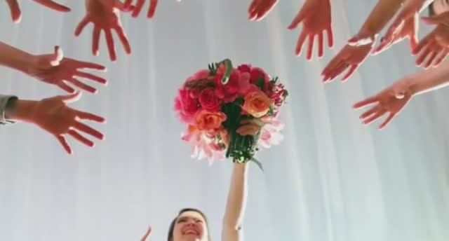 ...Почему на Свадьбе бросают букет....